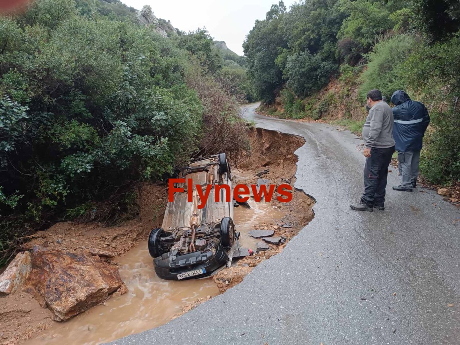Καθίζηση οδοστρώματος και ανατροπή ΙΧ στην Καστανιά [ΦΩΤΟ] – Makeleio.gr